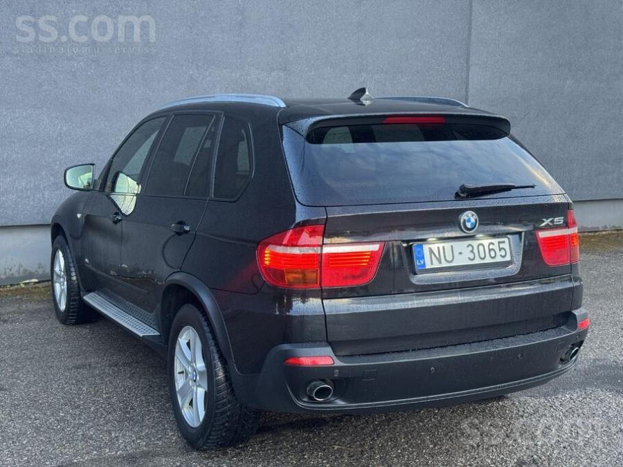 Black BMW X5 2008 in Cesis, with an engine capacity of 3.00 L and mileage of 296 thousand km for 8490 €, photo 7 on AUTOMOTO.COM.LV