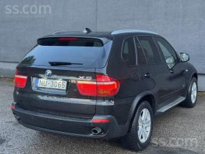 Black BMW X5 2008 in Cesis, with an engine capacity of 3.00 L and mileage of 296 thousand km for 8490 €, photo 9 on AUTOMOTO.COM.LV