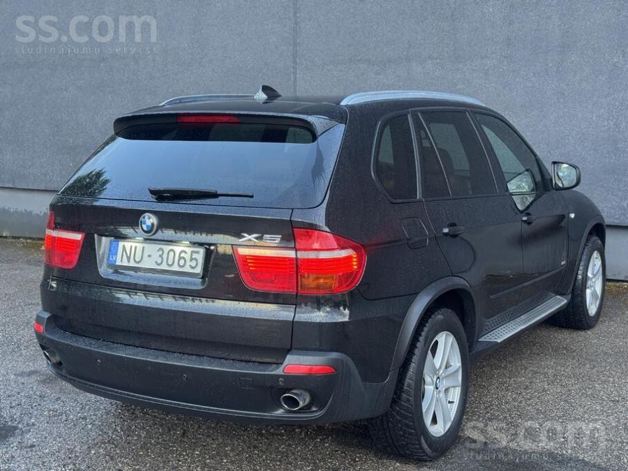 Black BMW X5 2008 in Cesis, with an engine capacity of 3.00 L and mileage of 296 thousand km for 8490 €, photo 9 on AUTOMOTO.COM.LV