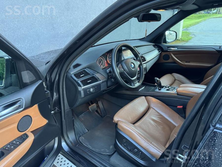 Black BMW X5 2008 in Cesis, with an engine capacity of 3.00 L and mileage of 296 thousand km for 8490 €, photo 10 on AUTOMOTO.COM.LV