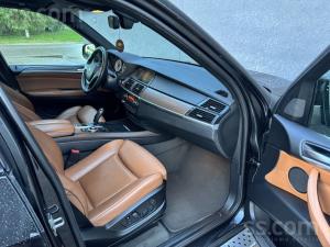 Black BMW X5 2008 in Cesis, with an engine capacity of 3.00 L and mileage of 296 thousand km for 8490 €, photo 11 on AUTOMOTO.COM.LV