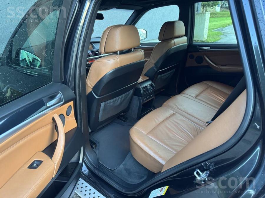 Black BMW X5 2008 in Cesis, with an engine capacity of 3.00 L and mileage of 296 thousand km for 8490 €, photo 13 on AUTOMOTO.COM.LV