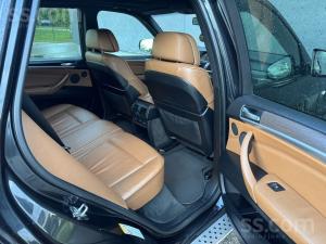 Black BMW X5 2008 in Cesis, with an engine capacity of 3.00 L and mileage of 296 thousand km for 8490 €, photo 14 on AUTOMOTO.COM.LV