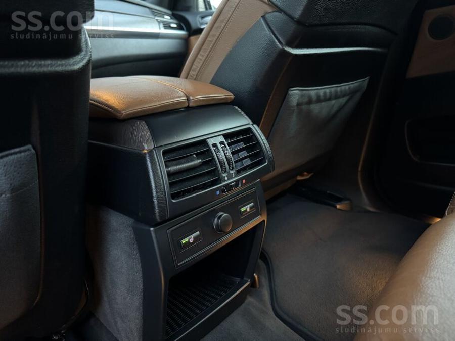 Black BMW X5 2008 in Cesis, with an engine capacity of 3.00 L and mileage of 296 thousand km for 8490 €, photo 15 on AUTOMOTO.COM.LV