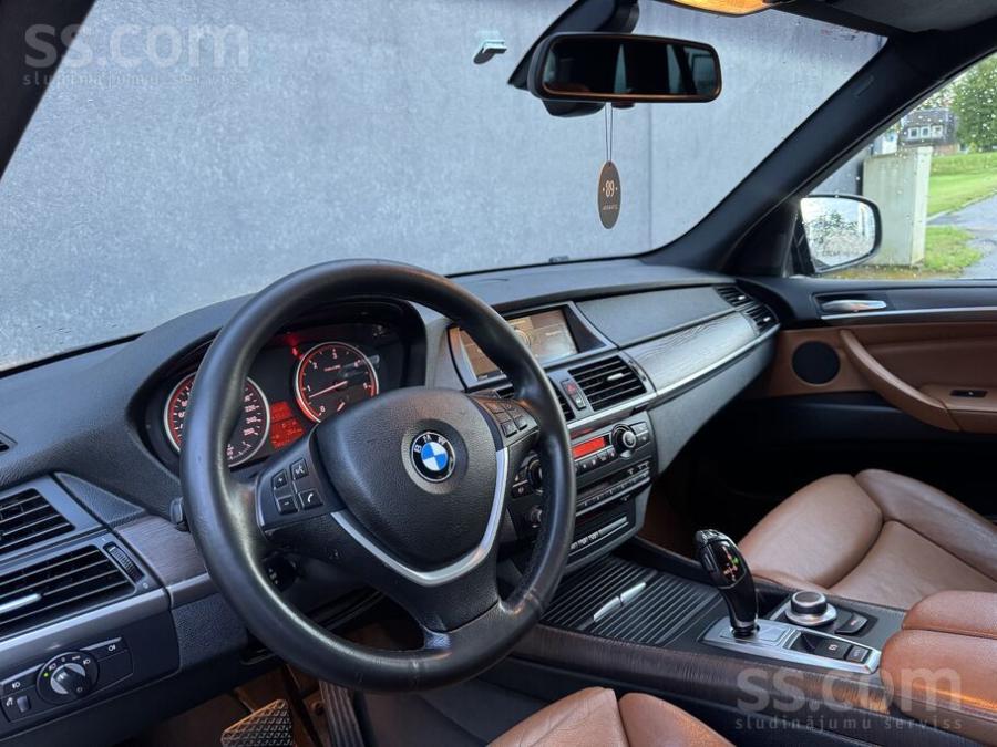 Black BMW X5 2008 in Cesis, with an engine capacity of 3.00 L and mileage of 296 thousand km for 8490 €, photo 16 on AUTOMOTO.COM.LV