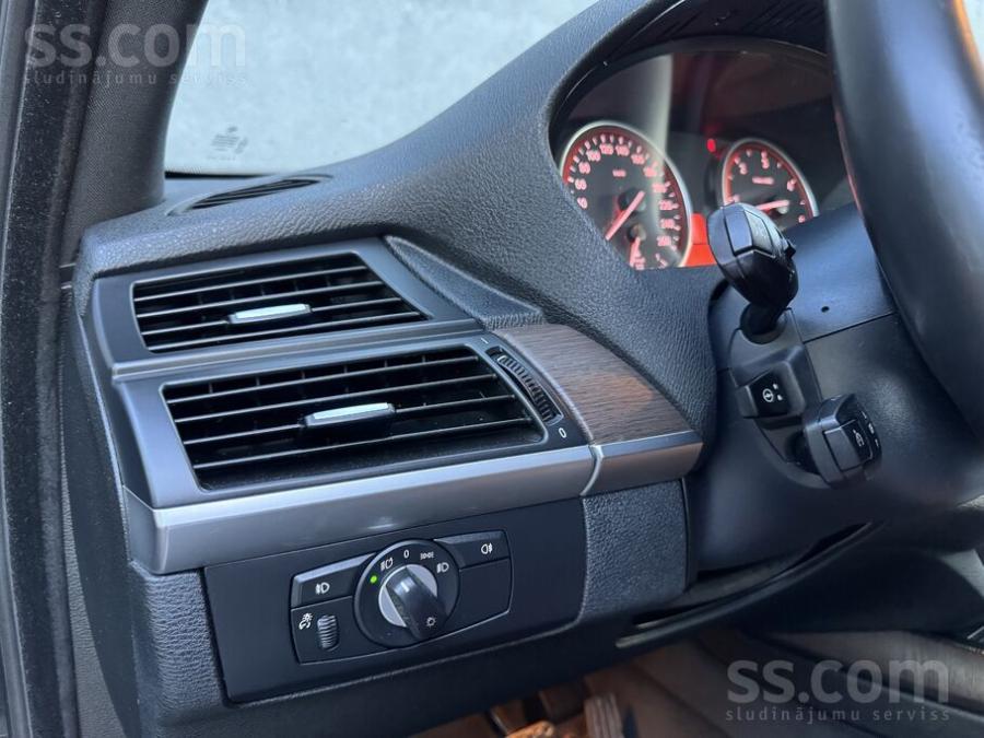 Black BMW X5 2008 in Cesis, with an engine capacity of 3.00 L and mileage of 296 thousand km for 8490 €, photo 20 on AUTOMOTO.COM.LV