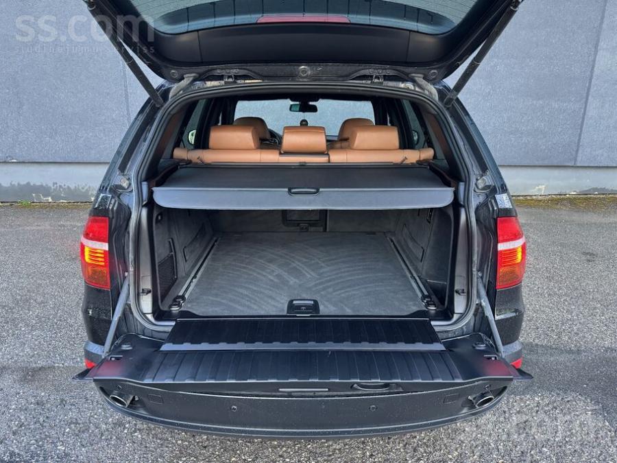 Black BMW X5 2008 in Cesis, with an engine capacity of 3.00 L and mileage of 296 thousand km for 8490 €, photo 23 on AUTOMOTO.COM.LV