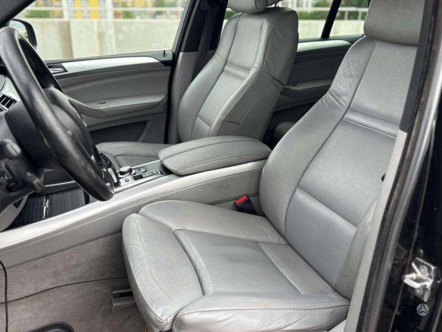Black BMW X5 2008 in Vilnius, with an engine capacity of 2.99 L and mileage of 344 thousand km for 5899 €, photo 22 on AUTOMOTO.COM.LV