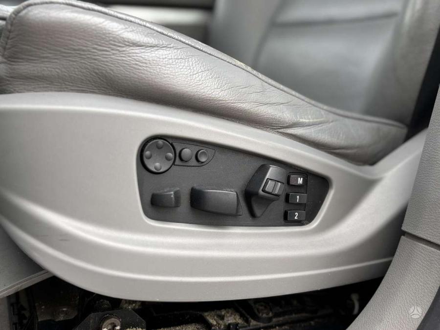 Black BMW X5 2008 in Vilnius, with an engine capacity of 2.99 L and mileage of 344 thousand km for 5899 €, photo 23 on AUTOMOTO.COM.LV