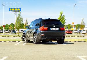 Black BMW X5 2008 in Riga, with an engine capacity of 3.00 L and mileage of 284 thousand km for 9490 €, photo 8 on AUTOMOTO.COM.LV