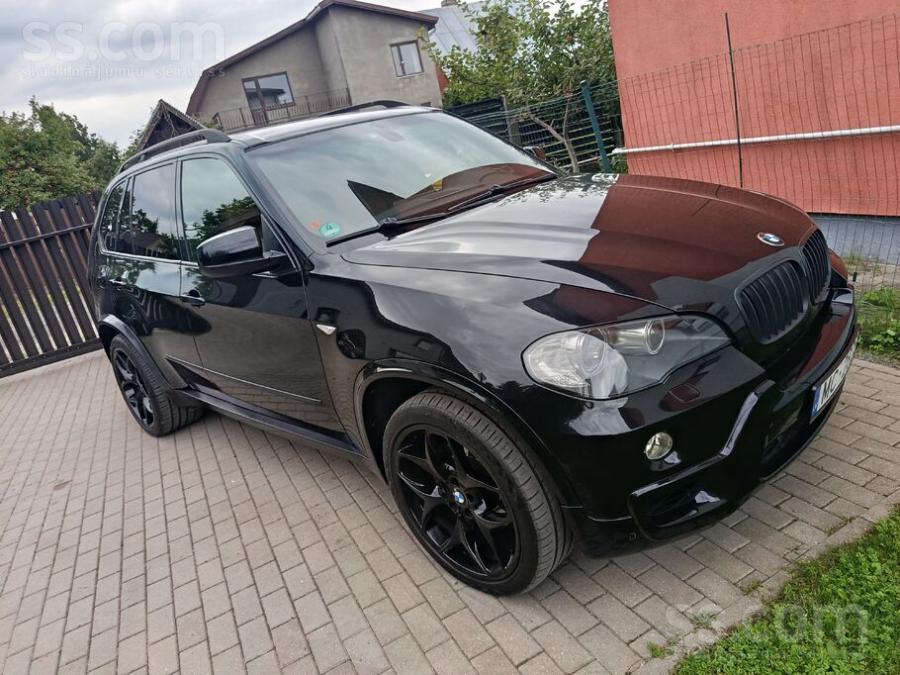 Black BMW X5 2008 in Riga, with an engine capacity of 3.00 L and mileage of 380 thousand km for 8999 €, photo 3 on AUTOMOTO.COM.LV