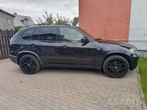 Black BMW X5 2008 in Riga, with an engine capacity of 3.00 L and mileage of 380 thousand km for 8999 €, photo 4 on AUTOMOTO.COM.LV