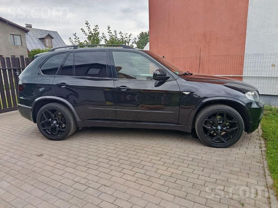 Black BMW X5 2008 in Riga, with an engine capacity of 3.00 L and mileage of 380 thousand km for 8999 €, photo 4 on AUTOMOTO.COM.LV
