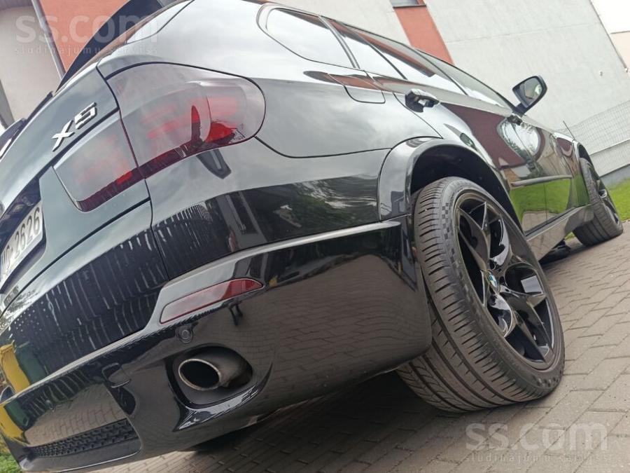 Black BMW X5 2008 in Riga, with an engine capacity of 3.00 L and mileage of 380 thousand km for 8999 €, photo 6 on AUTOMOTO.COM.LV