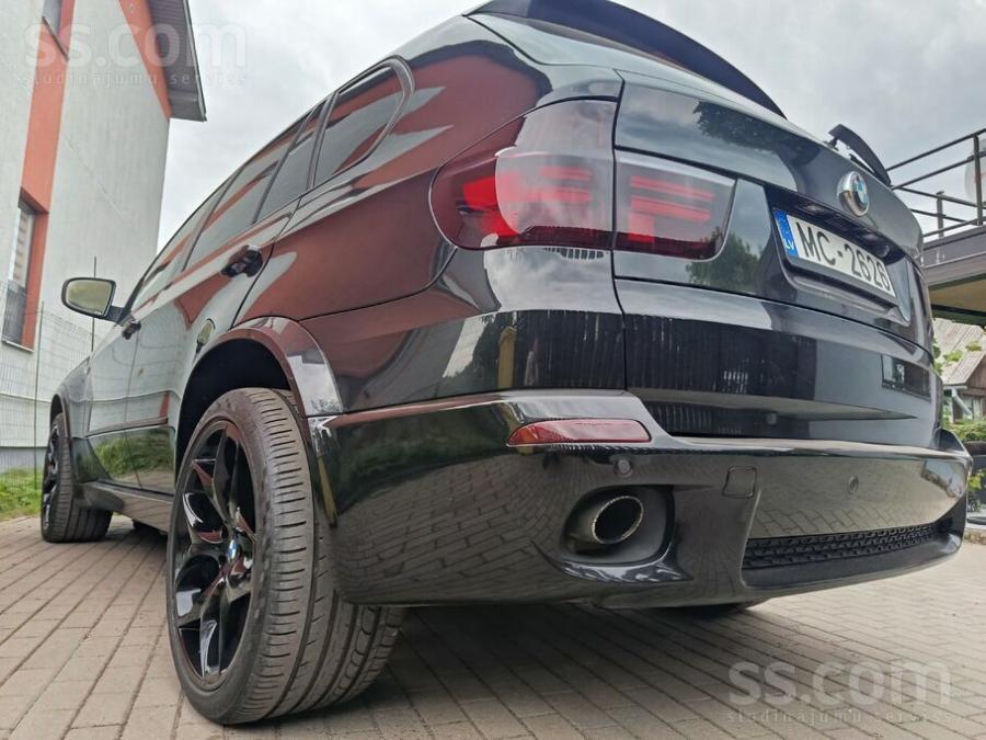 Black BMW X5 2008 in Riga, with an engine capacity of 3.00 L and mileage of 380 thousand km for 8999 €, photo 7 on AUTOMOTO.COM.LV