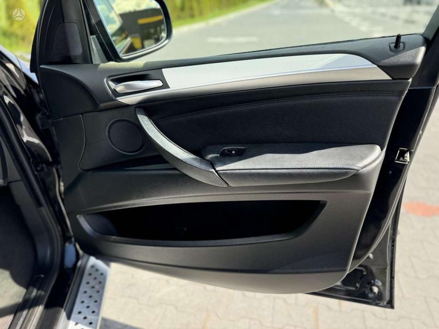 Melns BMW X5 2008 Kauņa, ar dzinēja tilpumu 2.99 L un nobraukumu 198 tūkst. km par 11999 €, foto 24 vietnē AUTOMOTO.COM.LV