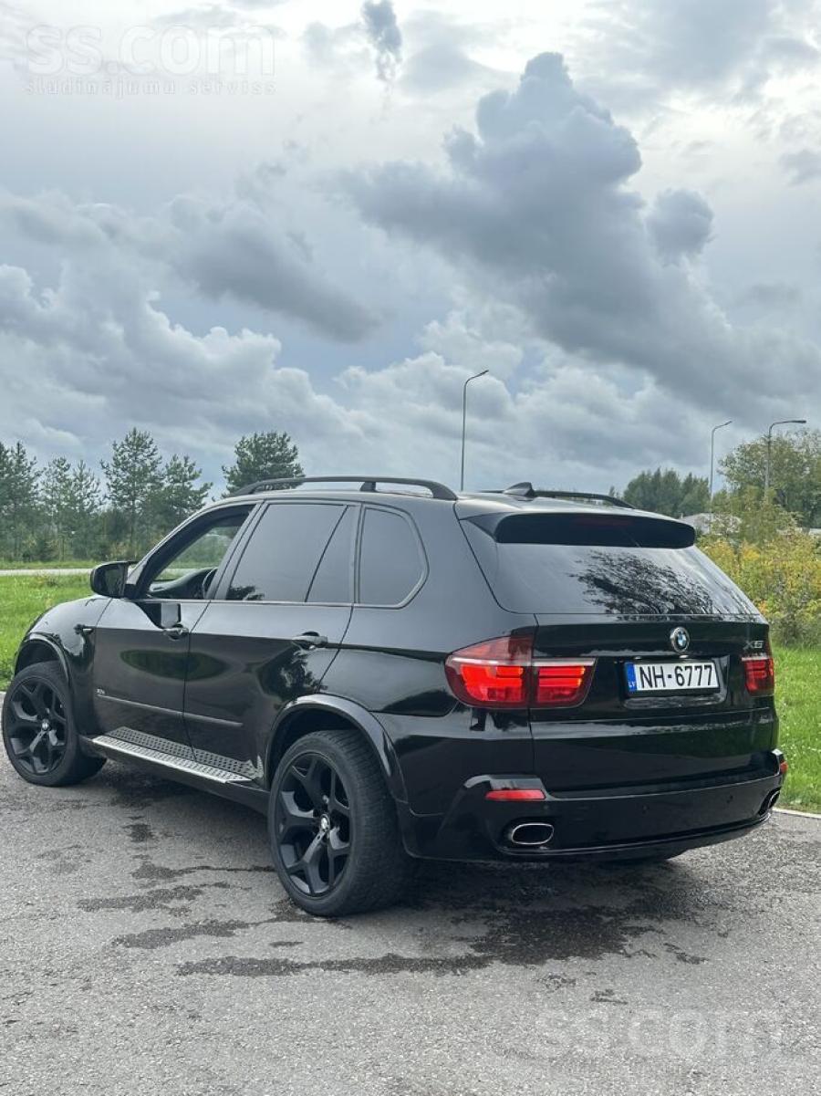 Black BMW X5 2008 in Daugavpils, with an engine capacity of 3.00 L and mileage of 325 thousand km for 8900 €, photo 1 on AUTOMOTO.COM.LV