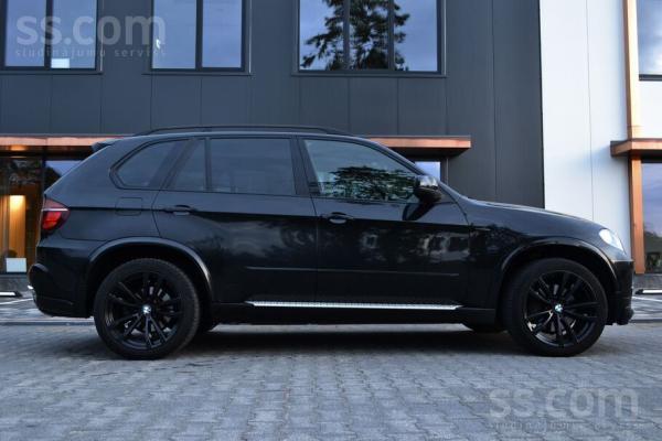 Black BMW X5 2008 in Riga, with an engine capacity of 3.00 L and mileage of 394 thousand km for 9200 €, photo 6 on AUTOMOTO.COM.LV