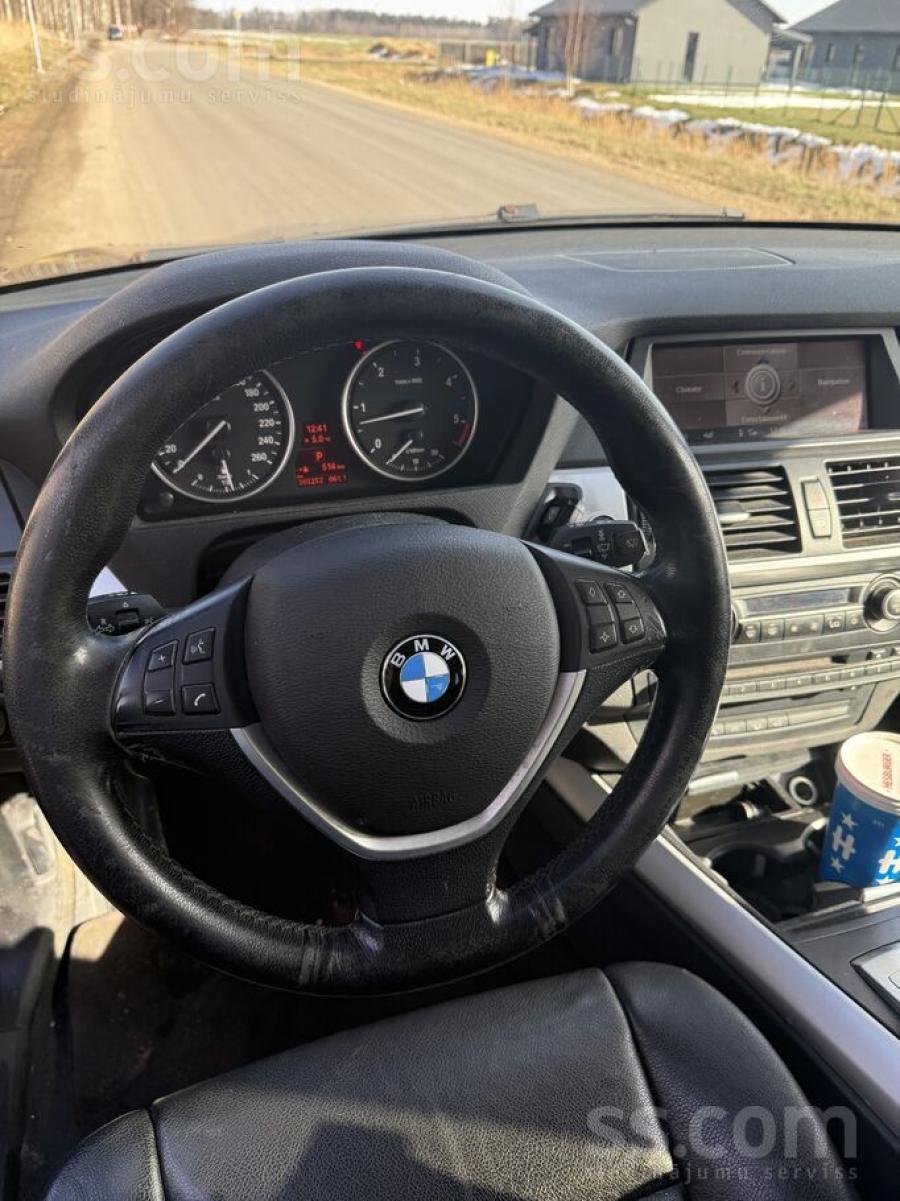 Black BMW X5 2008 in Riga, with an engine capacity of 3.00 L and mileage of 310 thousand km for 6300 €, photo 7 on AUTOMOTO.COM.LV