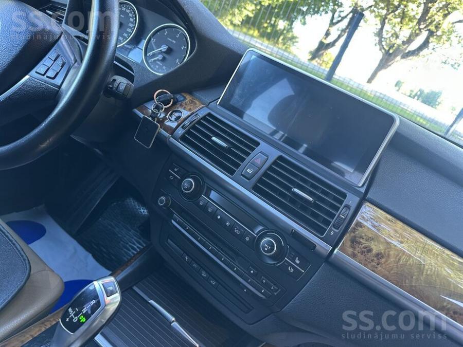 Black BMW X5 2008 in Cesis, with an engine capacity of 3.00 L and mileage of 0 thousand km for 8700 €, photo 8 on AUTOMOTO.COM.LV