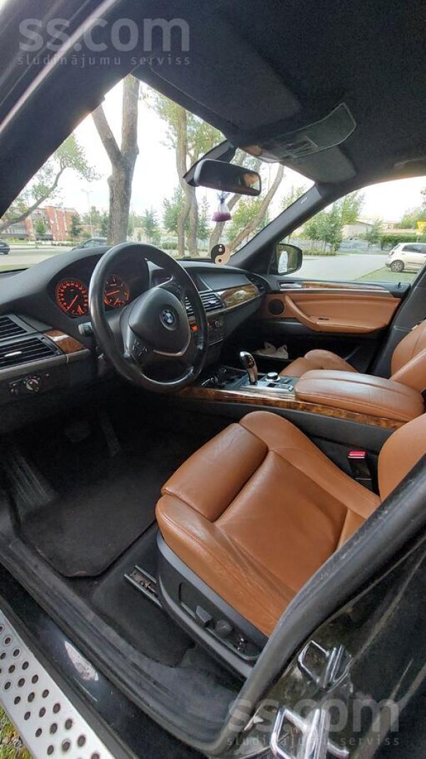 Black BMW X5 2008 in Liepaja, with an engine capacity of 3.00 L and mileage of 294 thousand km for 8500 €, photo 7 on AUTOMOTO.COM.LV