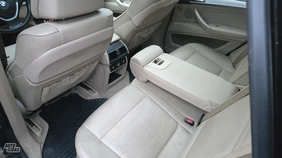 Black BMW X5 2008 in Alytus, with an engine capacity of 3.00 L and mileage of 391 thousand km for 6650 €, photo 15 on AUTOMOTO.COM.LV