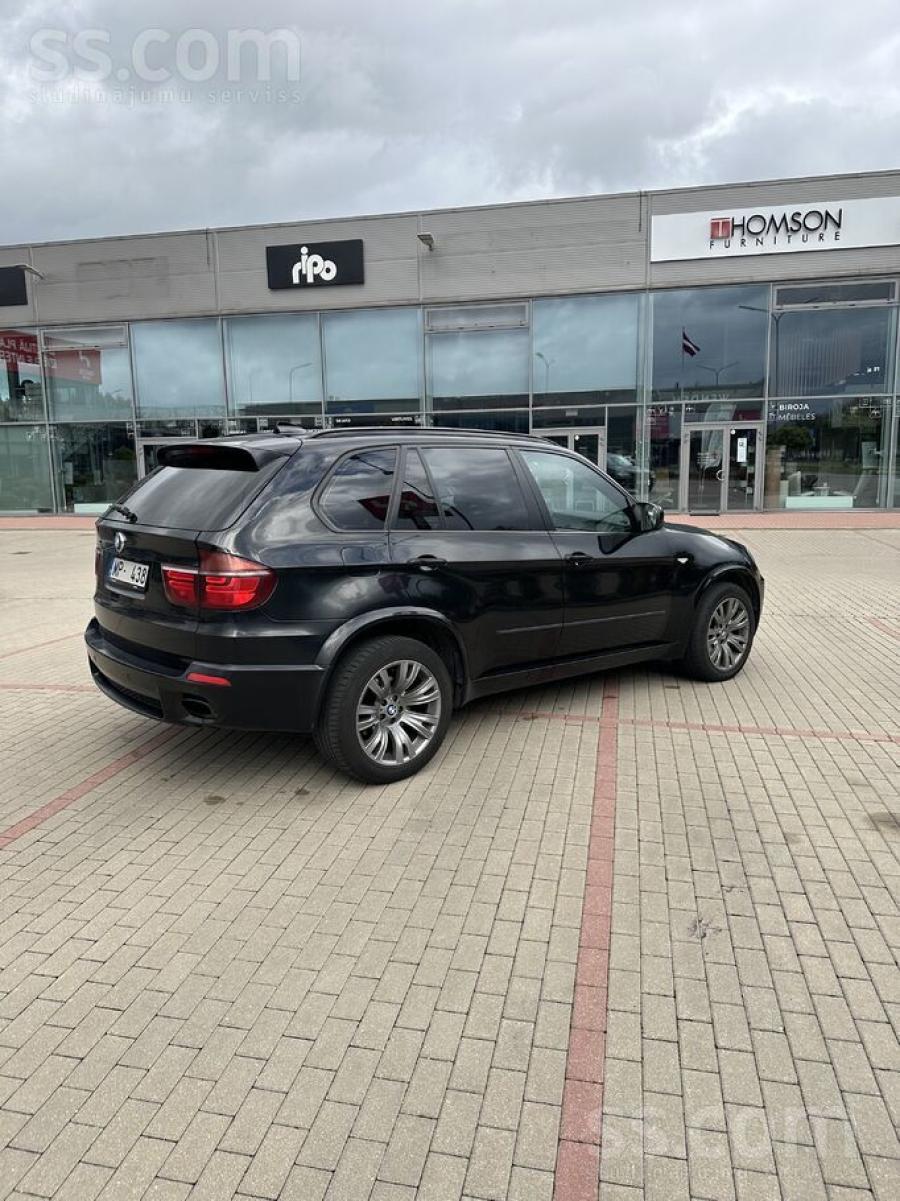 Black BMW X5 2008 in Riga, with an engine capacity of 3.00 L and mileage of 320 thousand km for 10000 €, photo 4 on AUTOMOTO.COM.LV