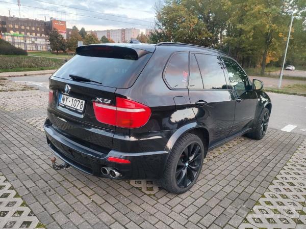 Black BMW X5 2008 in Riga, with an engine capacity of 3.00 L and mileage of 433 thousand km for 12500 €, photo 4 on AUTOMOTO.COM.LV