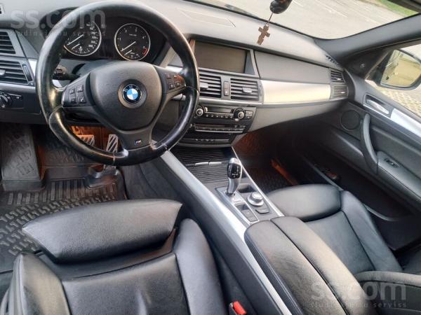 Black BMW X5 2008 in Riga, with an engine capacity of 3.00 L and mileage of 433 thousand km for 12500 €, photo 8 on AUTOMOTO.COM.LV
