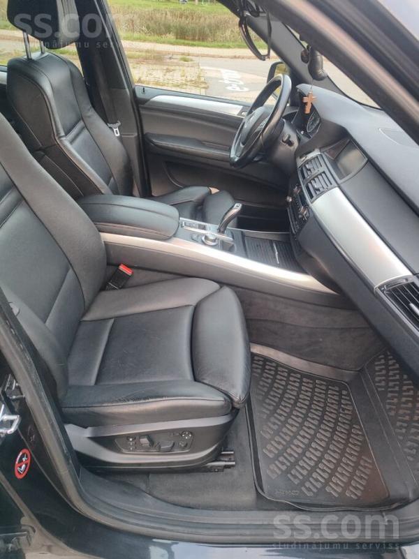 Black BMW X5 2008 in Riga, with an engine capacity of 3.00 L and mileage of 433 thousand km for 12500 €, photo 9 on AUTOMOTO.COM.LV