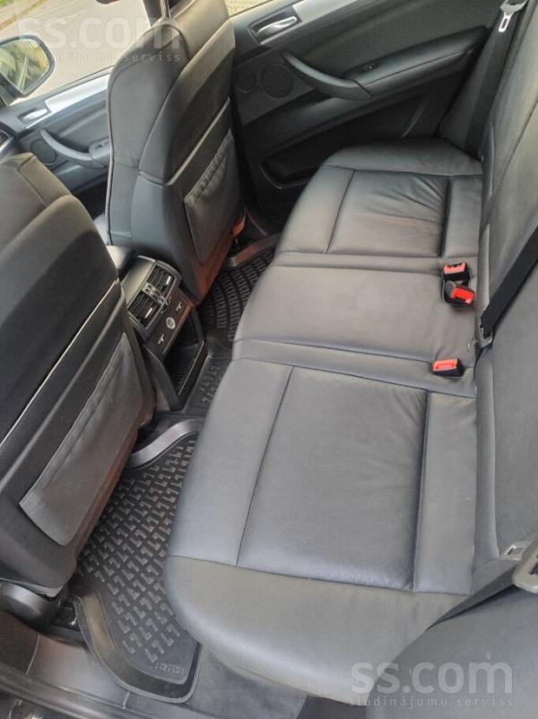 Black BMW X5 2008 in Riga, with an engine capacity of 3.00 L and mileage of 433 thousand km for 12500 €, photo 11 on AUTOMOTO.COM.LV