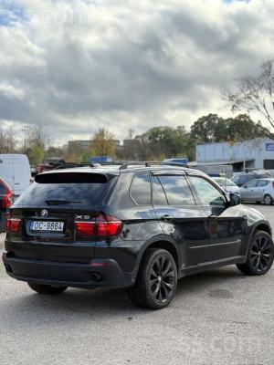 Black BMW X5 2008 in Riga, with an engine capacity of 3.00 L and mileage of 328 thousand km for 6200 €, photo 4 on AUTOMOTO.COM.LV