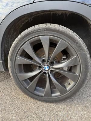 Black BMW X5 2008 in Riga, with an engine capacity of 3.00 L and mileage of 328 thousand km for 6200 €, photo 7 on AUTOMOTO.COM.LV