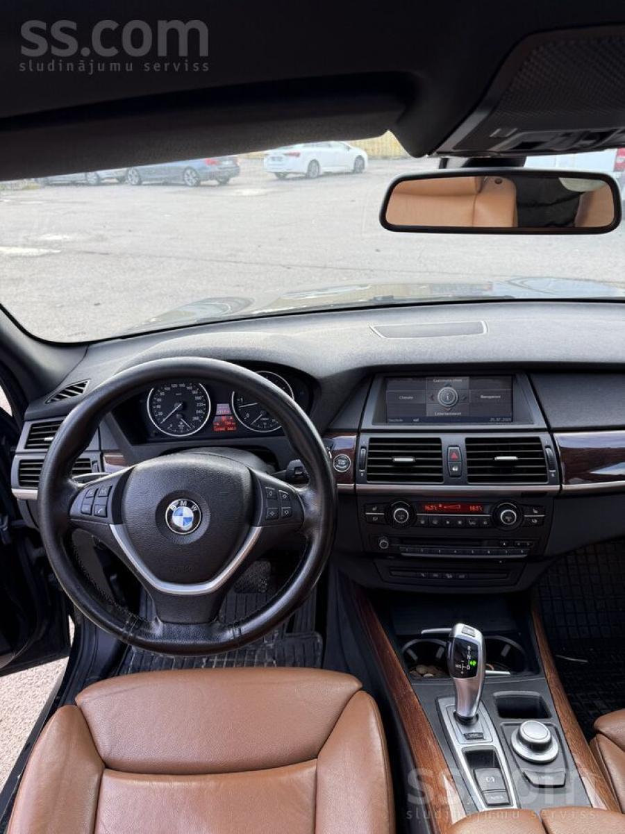 Black BMW X5 2008 in Riga, with an engine capacity of 3.00 L and mileage of 328 thousand km for 6200 €, photo 10 on AUTOMOTO.COM.LV