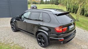Black BMW X5 2008 in Utena, with an engine capacity of 3.00 L and mileage of 392 thousand km for 9390 €, photo 12 on AUTOMOTO.COM.LV