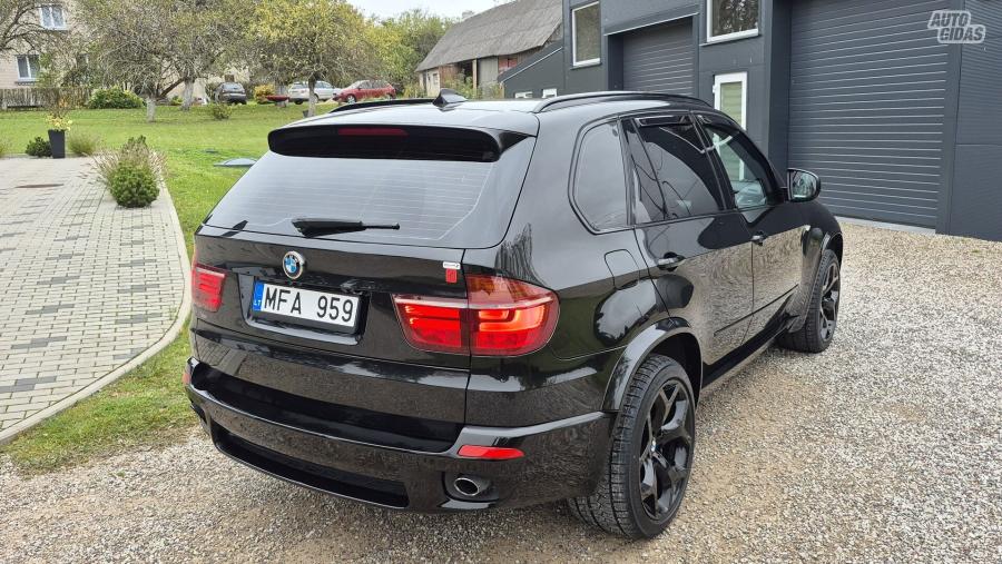 Black BMW X5 2008 in Utena, with an engine capacity of 3.00 L and mileage of 392 thousand km for 9390 €, photo 13 on AUTOMOTO.COM.LV