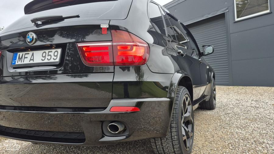 Black BMW X5 2008 in Utena, with an engine capacity of 3.00 L and mileage of 392 thousand km for 9390 €, photo 17 on AUTOMOTO.COM.LV