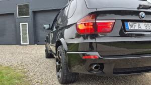 Black BMW X5 2008 in Utena, with an engine capacity of 3.00 L and mileage of 392 thousand km for 9390 €, photo 18 on AUTOMOTO.COM.LV