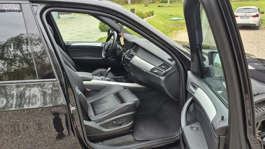 Black BMW X5 2008 in Utena, with an engine capacity of 3.00 L and mileage of 392 thousand km for 9390 €, photo 22 on AUTOMOTO.COM.LV