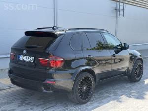 Black BMW X5 2009 in Riga, with an engine capacity of 3.00 L and mileage of 0 thousand km for 9900 €, photo 4 on AUTOMOTO.COM.LV