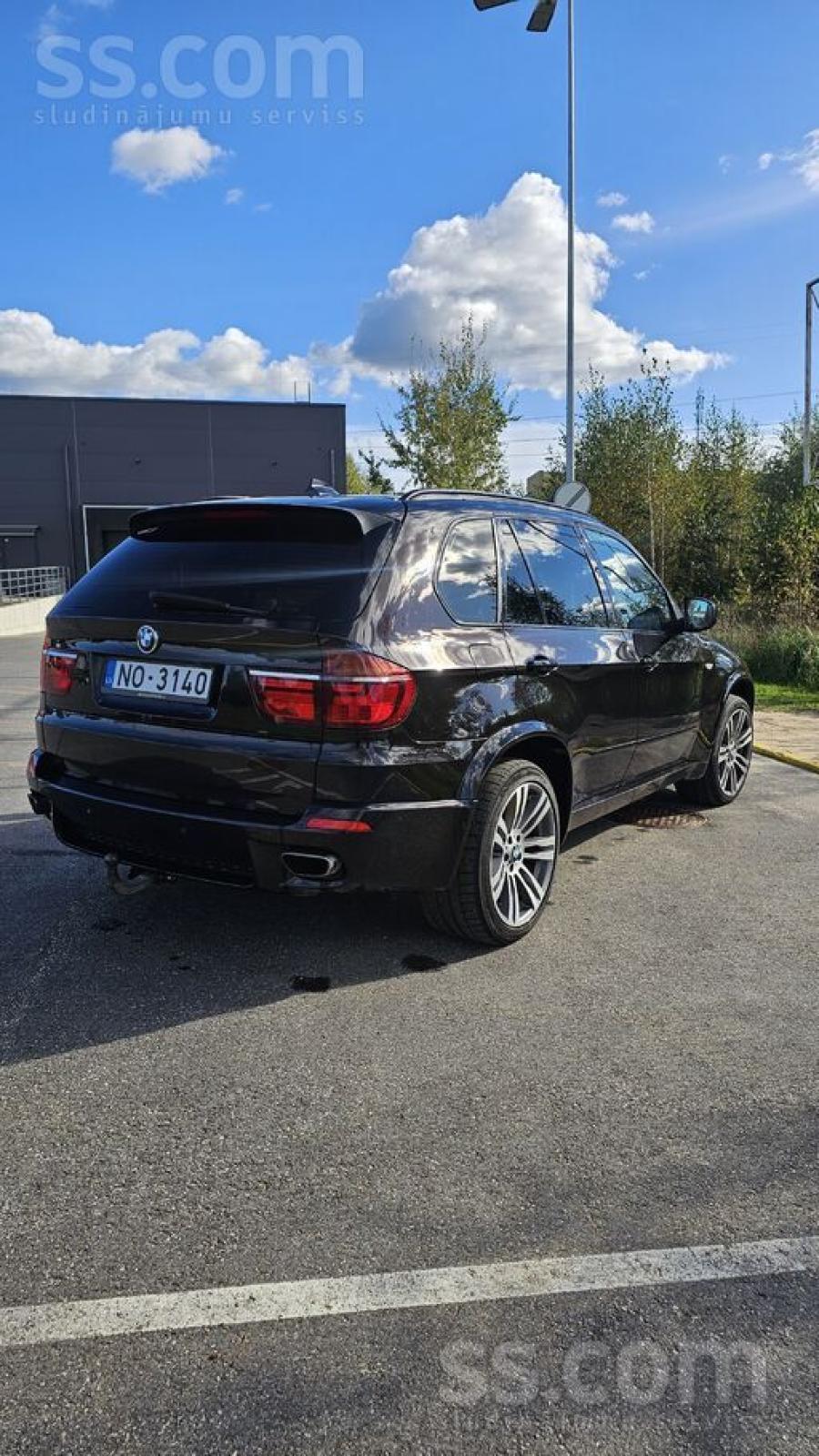 Black BMW X5 2009 in Riga, with an engine capacity of 3.00 L and mileage of 351 thousand km for 9700 €, photo 2 on AUTOMOTO.COM.LV