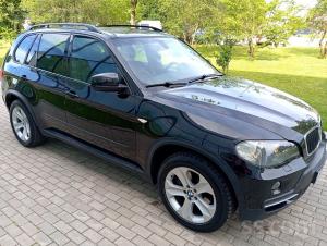 Black BMW X5 2009 in Balvi, with an engine capacity of 3.00 L and mileage of 327 thousand km for 6500 €, photo 9 on AUTOMOTO.COM.LV