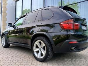 Black BMW X5 2009 in Balvi, with an engine capacity of 3.00 L and mileage of 327 thousand km for 6500 €, photo 13 on AUTOMOTO.COM.LV