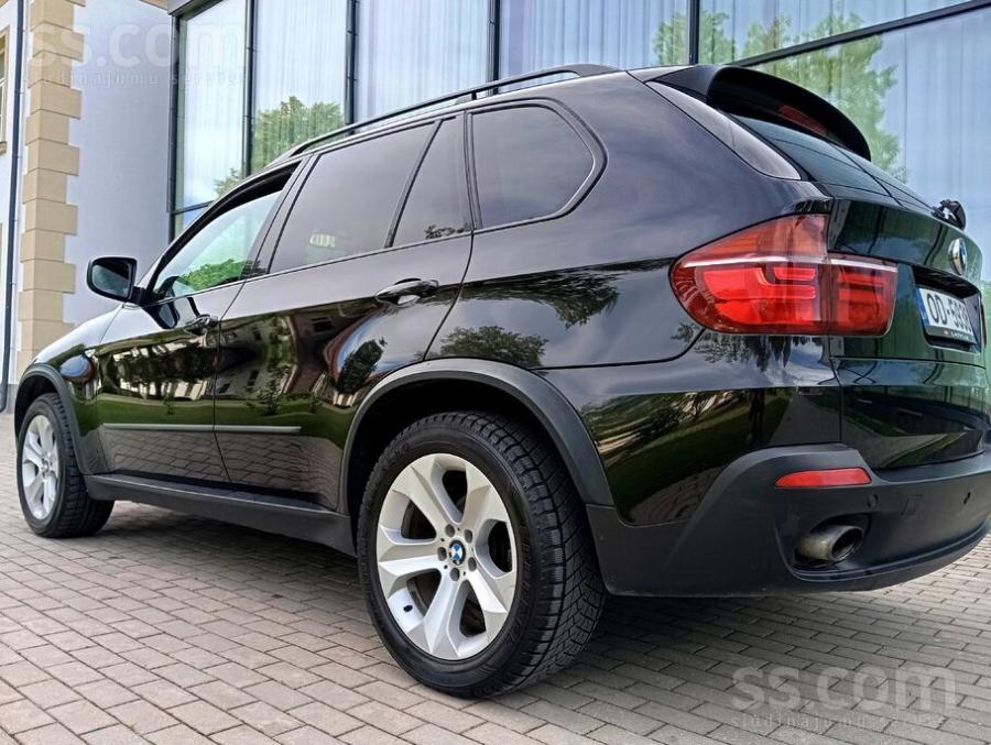 Black BMW X5 2009 in Balvi, with an engine capacity of 3.00 L and mileage of 327 thousand km for 6500 €, photo 13 on AUTOMOTO.COM.LV