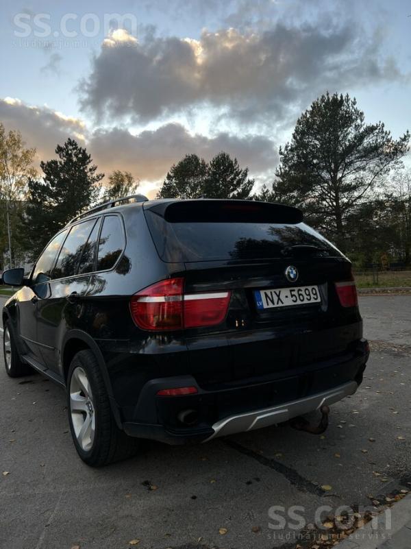 Black BMW X5 2009 in Riga, with an engine capacity of 3.00 L and mileage of 399 thousand km for 8300 €, photo 5 on AUTOMOTO.COM.LV