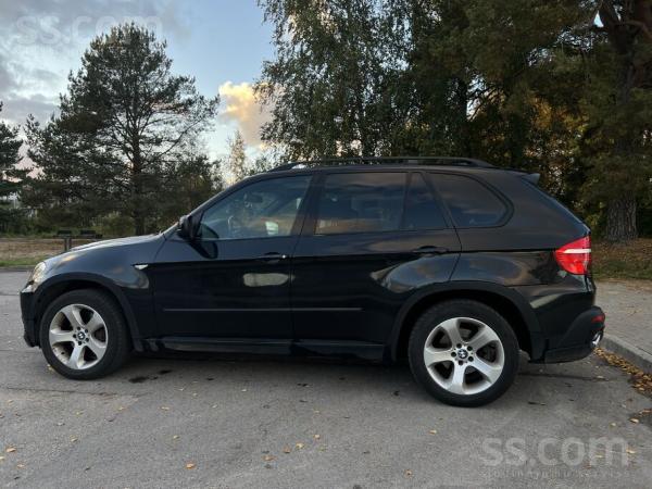 Black BMW X5 2009 in Riga, with an engine capacity of 3.00 L and mileage of 399 thousand km for 8300 €, photo 6 on AUTOMOTO.COM.LV