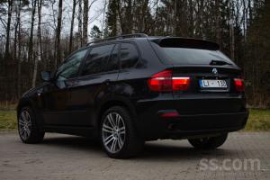 Black BMW X5 2009 in Jelgava, with an engine capacity of 3.00 L and mileage of 378 thousand km for 8100 €, photo 4 on AUTOMOTO.COM.LV