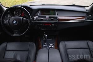 Black BMW X5 2009 in Jelgava, with an engine capacity of 3.00 L and mileage of 378 thousand km for 8100 €, photo 10 on AUTOMOTO.COM.LV