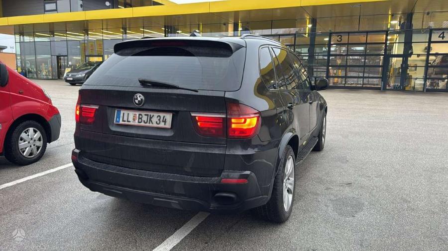 Black BMW X5 2009 in Anyksciai, with an engine capacity of 2.99 L and mileage of 293 thousand km for 8500 €, photo 5 on AUTOMOTO.COM.LV
