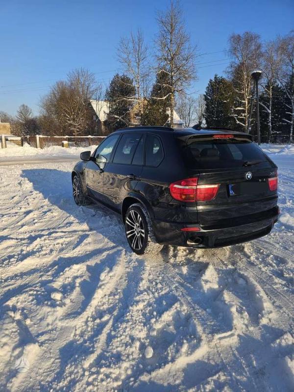 Black BMW X5 2009 in Telschi, with an engine capacity of 2.99 L and mileage of 386 thousand km for 8500 €, photo 4 on AUTOMOTO.COM.LV